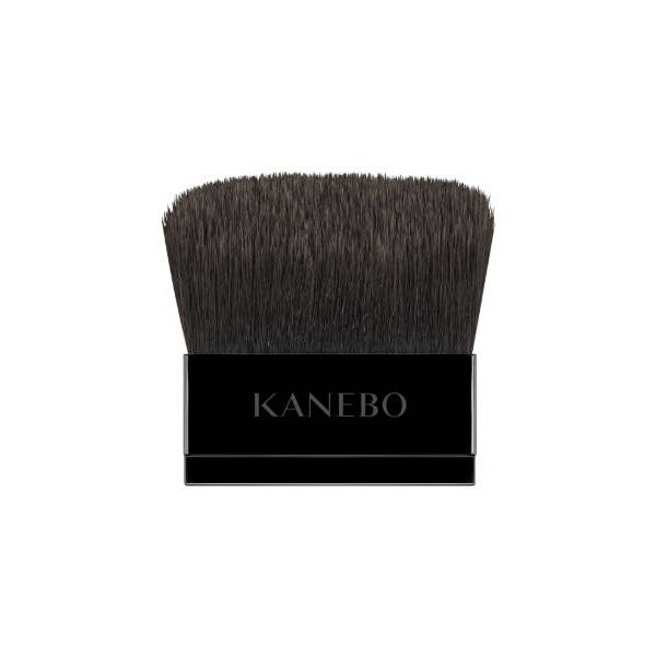 【発売日：2026年02月13日】斜めカット面が顔の立体や形状に沿い、ムラなく仕上がるブラシ。粉含みがよく、軽いタッチでも、しっかりと均一にパウダーを塗布できます。カネボウ　メイクアップブラシご使用方法ブラシをケースに収納するときは、本品に...