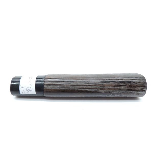 すげ替え用日本製   小出刃用  包丁の柄 シノギ付 ・材質　焼栗材・製品サイズ長さ約１２２ミリ×高さ２２.３ミリ×幅２７ミリ・穴の内径約１０.３ミリｘ５.６ミリ重量　２９ｇ・返品、交換はできませんので製品サイズ、写真をよくご確認ください。...