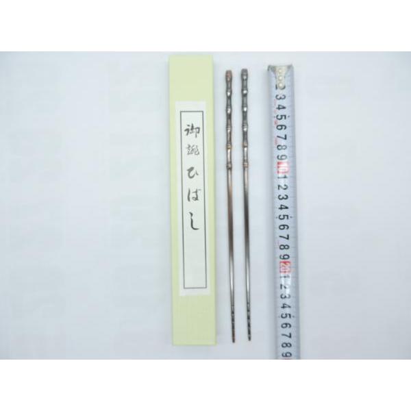 ・日本製　林田砲金所製　 丸竹ひばし　銅古美色　九寸　270mm　 1膳・火鉢や囲炉裏に・素材　真鍮製＜サイズ＞本体　２７４ミリ外箱　２８０ミリｘ４３ミリｘ１８ミリ＜重さ＞本体９５グラム　箱入れ１２３グラム管理番号「80983014」・宅急...