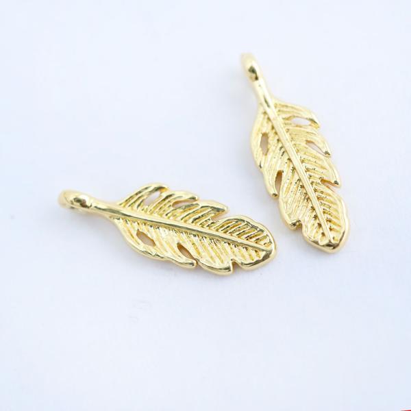 金アレ対応 色褪せにくい　フェザーチャーム※入荷時のロットにより多少の色味違い違い等がございます。予めご了承ください。□内容量：2個□素材：真鍮 14Kコーティング□サイズ：全長約15mm《注意事項》 　　◎金属アレルギーには個人差がござい...