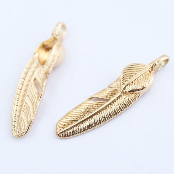 金アレ対応 色褪せにくい　フェザー チャーム ※入荷時のロットにより多少の色味違い違い等がございます。予めご了承ください。□内容量：２個□素材：真鍮 14Kコーティング□サイズ：全長 約34mm◆注意事項 　　金属アレルギーには個人差がござ...