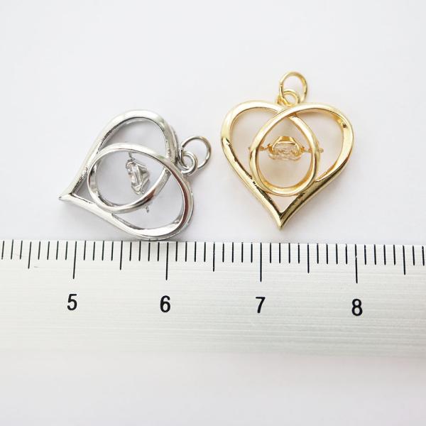 □中央のキュービックジルコニアが「くるくる」「ゆらゆら」する商品です。金アレ対応 色褪せにくい  Blingbling ハートチャーム※ご希望のカラーをオプションよりご選択のうえ、　お買い求めください。□カラー展開：ゴールドプラチナ□内容量...