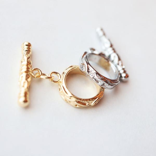 金アレ対応 色褪せにくい本金メッキ 炎模様マンテル※ご希望のカラーをオプションよりご選択のうえ、　お買い求めください。□カラー：14Kゴールド・プラチナ□内容量：1セット（丸部分1個＋棒部分1個）□素材：真鍮の本金メッキサイズ：輪　　外径約...