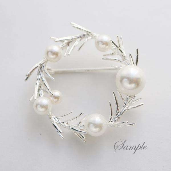 金アレ対応 色褪せにくい 小枝のリース ブローチ パーツ ※ご希望のカラーをオプションよりご選択のうえ、　お買い求めください。□カラー：PGD・SV色味：8枚目参照□内容量：1個（パールは付いておりません）□素材：真鍮PGD＊＊本金メッキS...