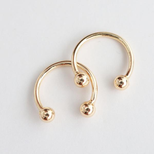 金アレ対応 色褪せにくいシンプル丸玉イヤーカフ□内容量：2個□素材：真鍮の14Kコーティング□サイズ：高さ約12mm《注意事項》 　　◎金属アレルギーには個人差がございます。全ての方がアレルギー反応が出ないことを保証するものではございません...