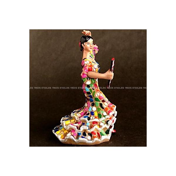 フラメンコは、スペイン南部のアンダルシア地方に伝わる芸能で、歌、踊り、ギターの伴奏が主体となっています。こちらは、フラメンコの踊り子（バイラオーラ）のオブジェです。モザイクの色の場所が、変わる場合があります。あらかじめ、ご了承ください。 ■...