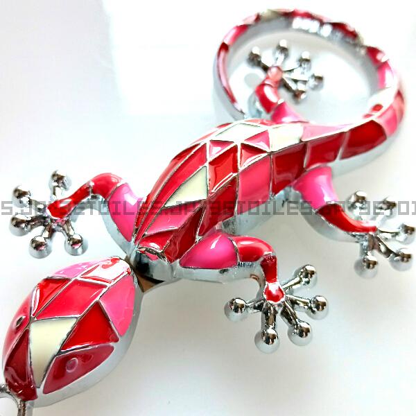 ガウディの代表作の一つ、サグラダ・ファミリアは、スペインのバルセロナにある現在も建設中の教会です。日本における鬼瓦やシーサーのように魔よけや厄除けと装飾を目的として親しまれるガーゴイル（雨樋）をモチーフにしたトカゲ（ヤモリ・家守）のキーホル...