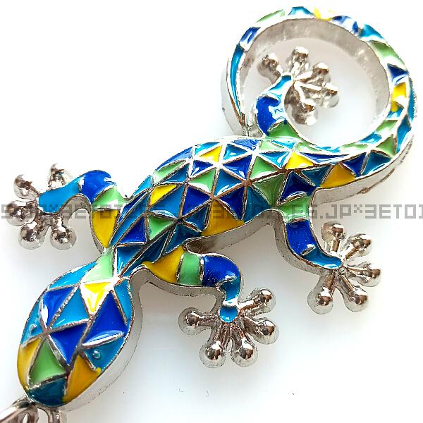 ガウディの代表作の一つ、サグラダ・ファミリアは、スペインのバルセロナにある現在も建設中の教会です。日本における鬼瓦やシーサーのように魔よけや厄除けと装飾を目的として親しまれるガーゴイル（雨樋）をモチーフにしたトカゲ（ヤモリ・家守）のキーホル...