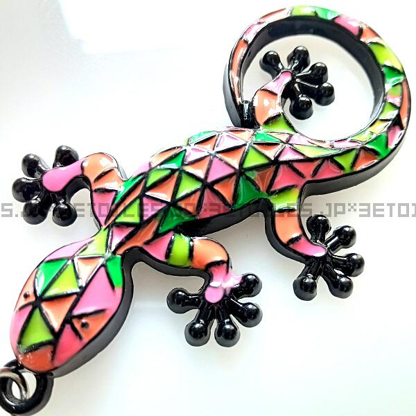 ガウディの代表作の一つ、サグラダ・ファミリアは、スペインのバルセロナにある現在も建設中の教会です。日本における鬼瓦やシーサーのように魔よけや厄除けと装飾を目的として親しまれるガーゴイル（雨樋）をモチーフにしたトカゲ（ヤモリ・家守）のキーホル...