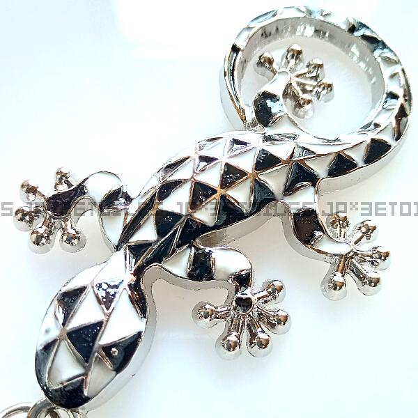 ガウディの代表作の一つ、サグラダ・ファミリアは、スペインのバルセロナにある現在も建設中の教会です。日本における鬼瓦やシーサーのように魔よけや厄除けと装飾を目的として親しまれるガーゴイル（雨樋）をモチーフにしたトカゲ（ヤモリ・家守）のキーホル...