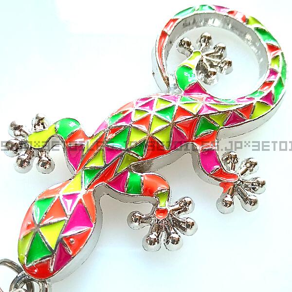 ガウディの代表作の一つ、サグラダ・ファミリアは、スペインのバルセロナにある現在も建設中の教会です。日本における鬼瓦やシーサーのように魔よけや厄除けと装飾を目的として親しまれるガーゴイル（雨樋）をモチーフにしたトカゲ（ヤモリ・家守）のキーホル...