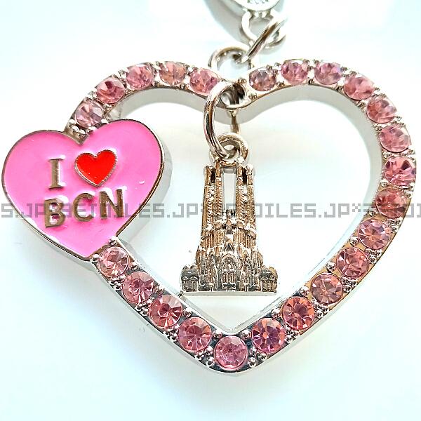 ガウディの代表作の一つ、サグラダ・ファミリアは、スペインのバルセロナにある現在も建設中の教会です。「アイ ラブ バルセロナ」のラインストーンがきれいなハート型のキーホルダーです。■サイズ：横4.6x縦3.8x厚さ0.3cm■材質：金属製■企...