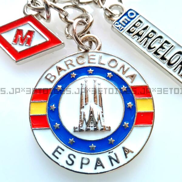 ガウディの代表作の一つ、サグラダ・ファミリアは、スペインのバルセロナにある現在も建設中の教会です。サグラダ・ファミリアとメトロサインとバルセロナのプレートモチーフのキーホルダーです。■サイズ：φ3x厚さ0.2cm■材質：金属製■企画：スペイン
