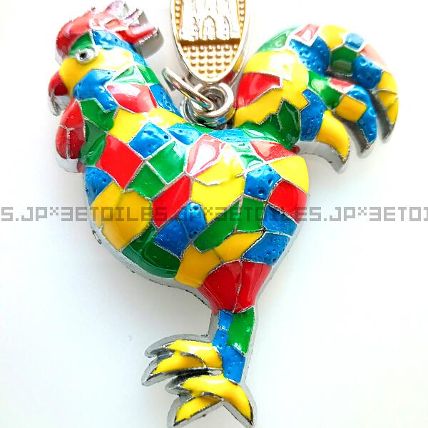 ガウディの代表作の一つ、サグラダ・ファミリアは、スペインのバルセロナにある現在も建設中の教会です。タイルを砕いてモザイクのように描いたニワトリをモチーフにしたキーホルダーです。 ■サイズ：横4.3x縦4.8x厚さ0.6cm■材質：金属製■企...