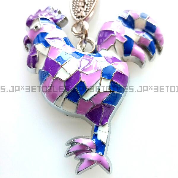 ガウディの代表作の一つ、サグラダ・ファミリアは、スペインのバルセロナにある現在も建設中の教会です。タイルを砕いてモザイクのように描いたニワトリをモチーフにしたキーホルダーです。 ■サイズ：横4.3x縦4.8x厚さ0.6cm■材質：金属製■企...