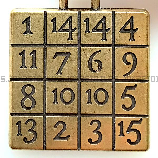 スペインのサグラダファミリア教会オフィシャル品です。ガウディの代表作の一つ、サグラダ・ファミリアは、スペインのバルセロナにある現在も建設中の教会です。サグラダ・ファミリアにある魔方陣のキーホルダーです。抱擁している像の横には16のマス目に異...