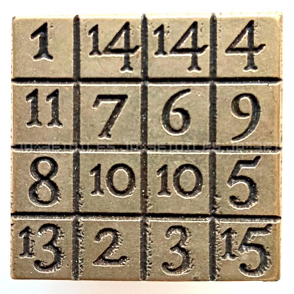 スペインのサグラダファミリア教会オフィシャル品です。ガウディの代表作の一つ、サグラダ・ファミリアは、スペインのバルセロナにある現在も建設中の教会です。サグラダ・ファミリアにある魔方陣のピンズです。抱擁している像の横には16のマス目に異なる数...