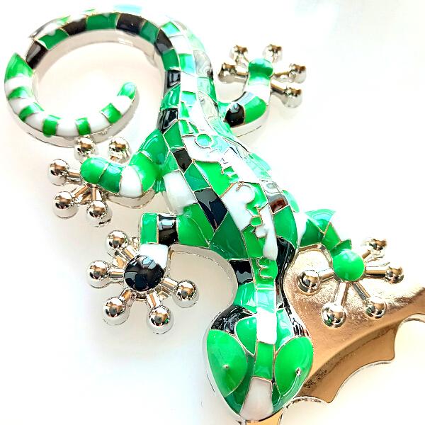 ガウディの代表作の一つ、サグラダ・ファミリアは、スペインのバルセロナにある現在も建設中の教会です。日本における鬼瓦やシーサーのように魔よけや厄除けと装飾を目的として親しまれるガーゴイル（雨樋）をモチーフにしたトカゲ（ヤモリ・家守）の栓抜き付...