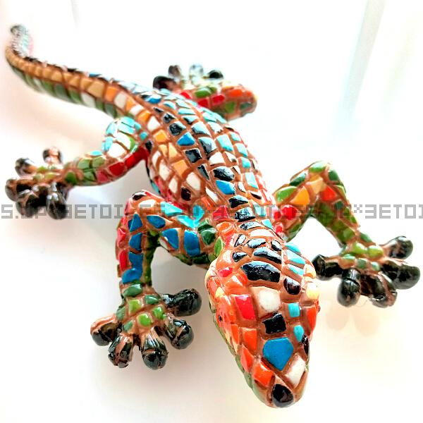 ガウディの代表作の一つ、サグラダ・ファミリアは、スペインのバルセロナにある現在も建設中の教会です。日本における鬼瓦やシーサーのように魔よけや厄除けと装飾を目的として親しまれるガーゴイル（雨樋）をモチーフにしたトカゲ（ヤモリ・家守）のマグネッ...