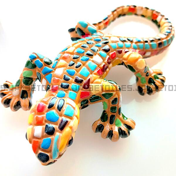 ガウディの代表作の一つ、サグラダ・ファミリアは、スペインのバルセロナにある現在も建設中の教会です。日本における鬼瓦やシーサーのように魔よけや厄除けと装飾を目的として親しまれるガーゴイル（雨樋）をモチーフにしたトカゲ（ヤモリ・家守）のマグネッ...