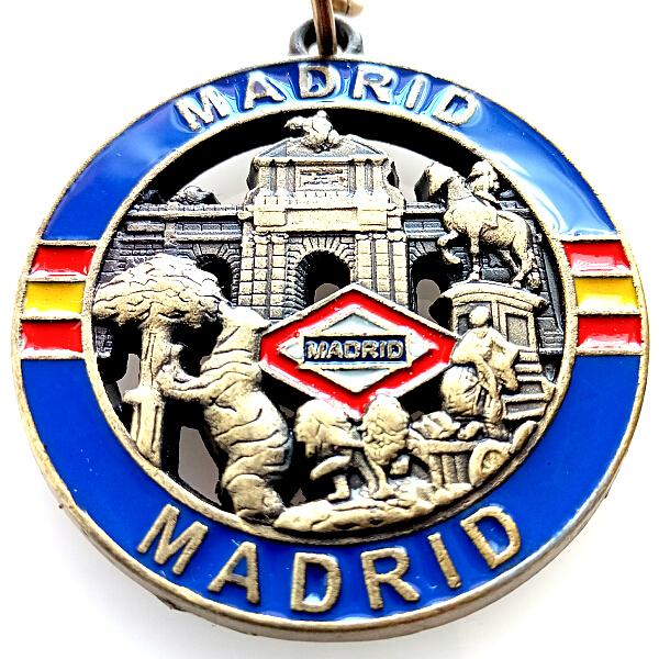 クマとイチゴの木の像は、スペインの首都マドリードにある 20 世紀後半の彫刻です。これはマドリッドの紋章を表しており、首都の歴史的中心部にあるアルカラ通りとカレラ デ サン ヘロニモの間、プエルタ デル ソルの東側にあります。クマとイチゴの...