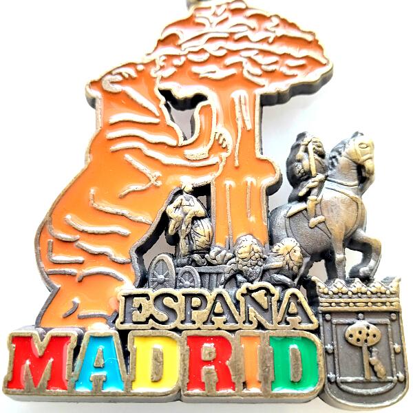 クマとイチゴの木の像は、スペインの首都マドリードにある 20 世紀後半の彫刻です。これはマドリッドの紋章を表しており、首都の歴史的中心部にあるアルカラ通りとカレラ デ サン ヘロニモの間、プエルタ デル ソルの東側にあります。クマとイチゴの...