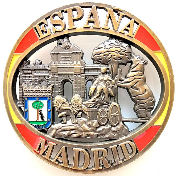 クマとイチゴの木の像は、スペインの首都マドリードにある 20 世紀後半の彫刻です。これはマドリッドの紋章を表しており、首都の歴史的中心部にあるアルカラ通りとカレラ デ サン ヘロニモの間、プエルタ デル ソルの東側にあります。クマとイチゴの...