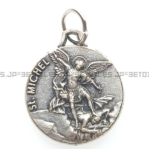 モンサンミシェルの現地で購入した、神の意志を実行する軍勢の指揮官、悪霊からの守護者、最後の審判で魂の重さを量る天秤を持つ者とされる「大天使ミカエル」のペンダントトップです。ネックレスやストラップなどのお守りに。■サイズ：直径1.7cm■主材...