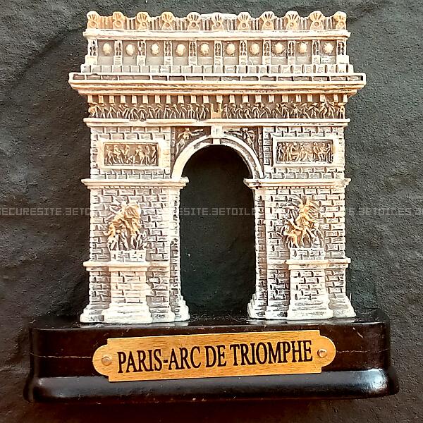 1806年、ナポレオン命令によって建設された「凱旋門（凱旋門を中心にシャンゼリゼ通りを始め12本の通りが放射状に延びている。）」の立体的なマグネット。■サイズ：横6.5x奥行き1.8x高さ6.6cm■材質：合成樹脂、木製