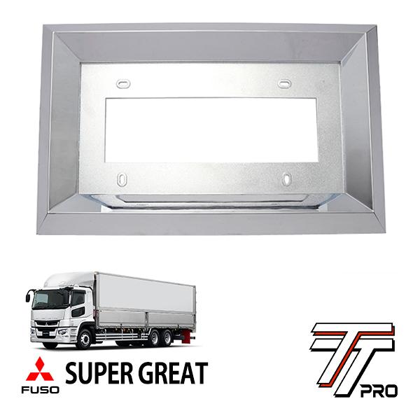 品名：ナンバープレート枠 50mm角内容物：本体管理番号：b047カラー：メッキサイズ：約58cm×約36cm×約50mm材質：ABS樹脂取付方法：純正交換備考：タイトル掲載車種は検索用になり適合をお約束するものではございません。ご注文前に...