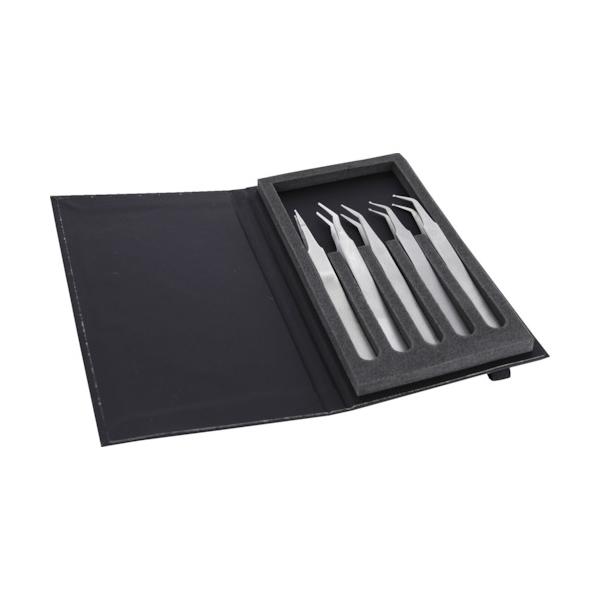 納期について：取寄品3〜5営業日目発送予定★欠品時除くメーカー名：idealtek社【 特長 】・SMDチップ部品の位置決めや取り扱いに最適です。・スイスで製造された高品質な耐酸耐磁ピンセットです。・人間工学に基づいたデザインで使いやすいで...