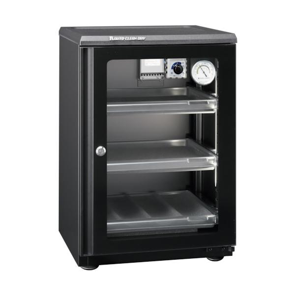 納期について：メーカー直送品(代引き不可)メーカー名：東洋リビング(株)【 特長 】・独自開発した光触媒機構の電子ドライユニット(日本製)を搭載しているため耐久性抜群です。・除湿しながら庫内をクリーンに保ちます。・乾燥剤の交換が不要でメンテ...