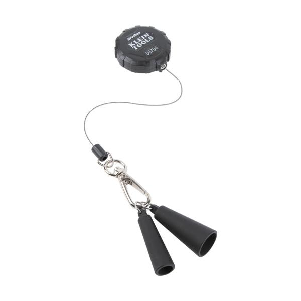 納期について：取寄品3〜5営業日目発送予定★欠品時除くメーカー名：KLEIN TOOLS社【 特長 】・ステンレス製伸縮ワイヤー、交換用ラバーブーツ付です。・120cmまで伸びるコードです・自動的に戻るステンレススチール伸縮式コードです・ク...