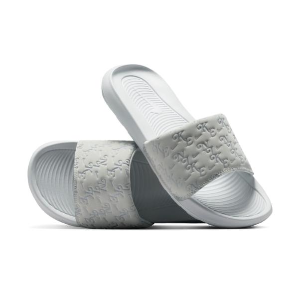 NIKEナイキ ナイキ ビクトリー ワン スライド プリントNIKE VICTORI ONEHQ7022011:フォトンダスト/ウルフグレー:PHOTON DUST/WOLF GREYナイキ ビクトリー ワンは、クラシックなデザインでビーチ...