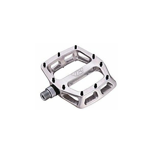 ■素材：アルミ（ボディ）、クロモリ（シャフト）■厚さ、長さ、幅：16mm、100mm、95mm■規格：9/16■重量：430g(ペア）ハードなライダーに人気で定番モデルのV12ペダル。幅広の面としっかり食いつくピンがマッドコンディションでも...