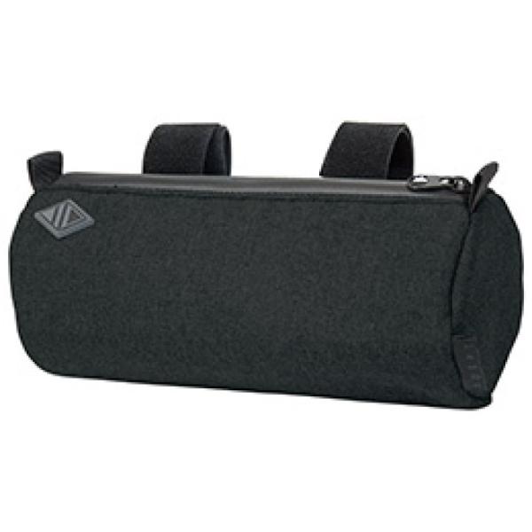■素材：PVCコーテッド600デニールナイロン■サイズ：Φ90×200mm■容量：1.25L■重量：70g■止水ファスナーライディング時の携行品の収納に最適なコンパクトハンドルバーバックです。ドロップハンドルへの装着にも適したサイズに設計さ...