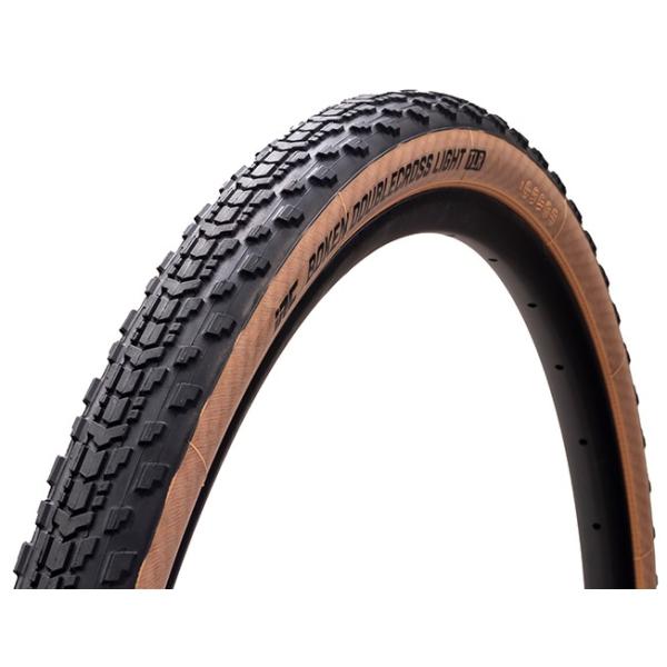 ■サイズ：700X42C■ビード：アラミド■重量：505g■チューブレスレディ■1本単位販売(前後に使用する場合は注文数2が必要です)BOKEN DOUBLECEOSSにLIGHTシリーズが待望のタンカラーで登場。従来より細いケーシングが、...