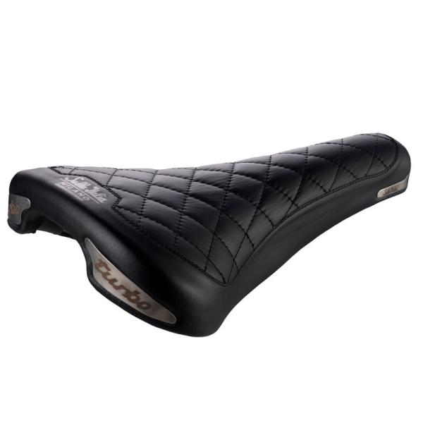 ■素材：レザー■レール：Fecアロイ■サイズ：W146×L275mm■重量：367gSelle Italiaの定番サドル・ターボ1980をヴィンテージ調にアレンジ。■通常2〜5日ほどで発送（土日祝除）※在庫状況は当店、メーカー在庫を含みます...