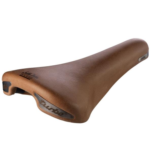 ■素材：レザー■レール：Fecアロイ■サイズ：W146×L275mm■重量：367gSelle Italiaの定番サドル・ターボ1980をヴィンテージ調にアレンジ。■通常2〜5日ほどで発送（土日祝除）※在庫状況は当店、メーカー在庫を含みます...