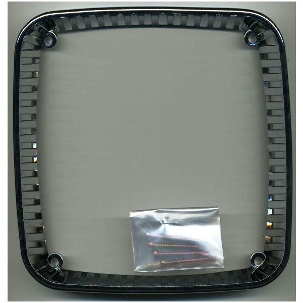 日野大型トラックの3連テールには適合しない場合がありますので必ずビス間の寸法を確認してください。適合サイズ：縦122mm×横125mm