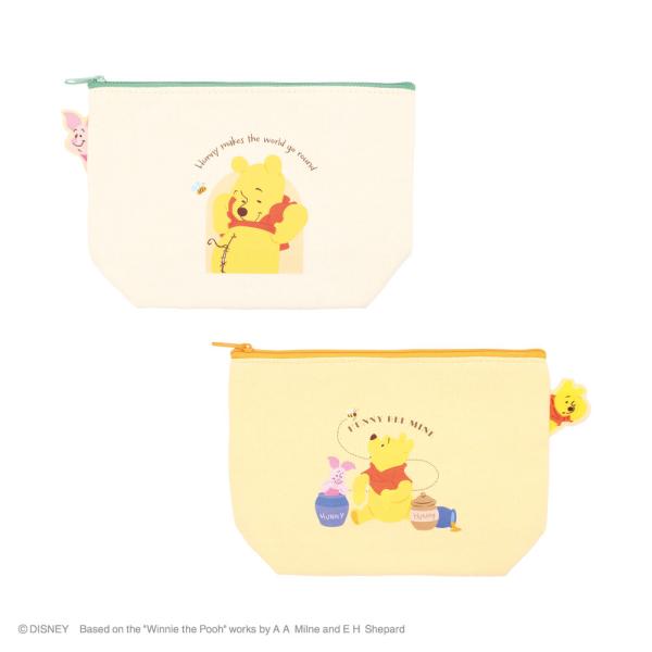 【発売日：2026年07月30日】…〇 ほんのり甘い、優しいひととき 〇゜…くまのプーさんがぴょこっとのぞくかわいいタグ付きの『ポーチ』化粧品の持ち運びやおうちの中での小物収納にも◎※画像についてはイメージとなります商品サイズ：約H130×...