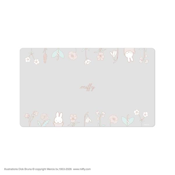 【発売日：2026年11月30日】お花柄がかわいいミッフィーのデスクマット。おしゃれに机を保護しながら、毎日の作業スペースを明るく彩ります。【机を傷つけないおしゃれなデスク保護マット】机の傷や汚れを防ぎながら快適に使えるデスクマットです。マ...