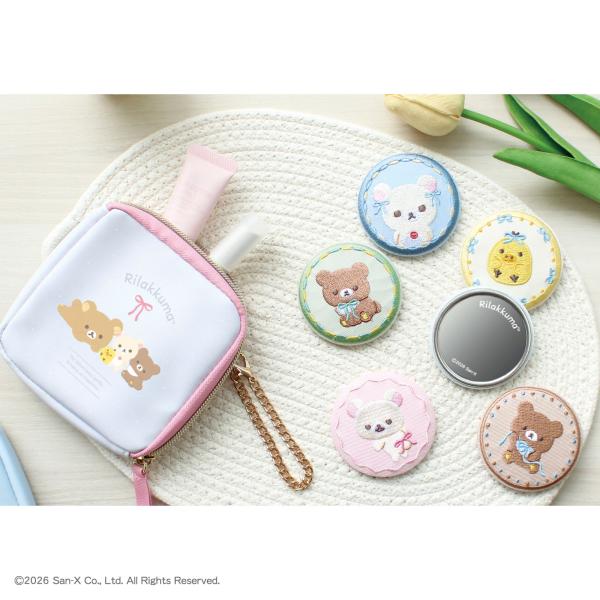 リラックマのかわいらしい刺繍デザインが目を引く、コンパクトな缶ミラーです。やわらかなカラーで仕上げた優しい雰囲気のデザインで、持っているだけでも気分が上がるアイテム。手のひらに収まるサイズ感なので、ポケットやバッグに入れて気軽に持ち歩けます...