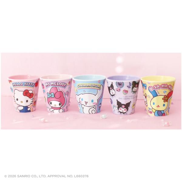 【発売日：2026年05月30日】ステッカーをペタペタと貼ったようなデザインの落としても割れにくい『メラミンカップ』お子様も安心して使用できます※画像についてはイメージとなりますサイズ：約H91×Φ88ｍｍ素材：メラミン樹脂◎プレゼント包装...