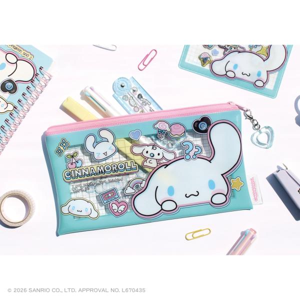 【発売日：2027年02月28日】人気の「ペタペタステッカーズシリーズ」に第2弾が登場！ファンシーな世界観が詰まった『ポッピングクリアポーチ』●中身が見えて使いやすい！マルチクリアペンポーチ・一目でわかるクリア仕様透明感のあるクリア素材で、...