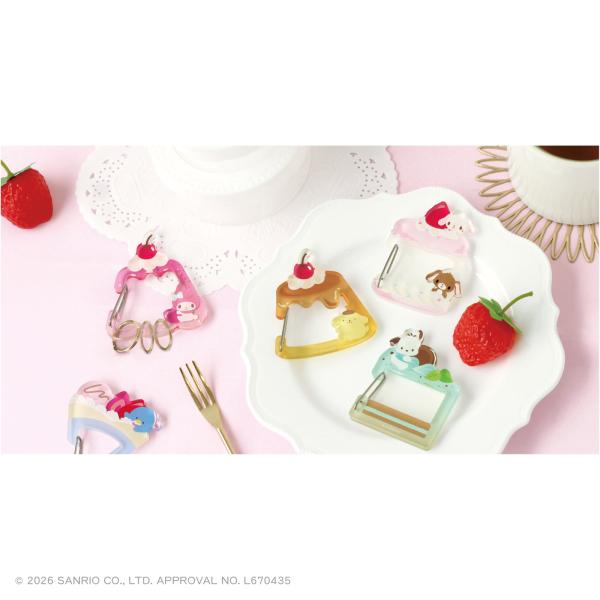 【発売日：2027年03月30日】スイーツをモチーフにした、ぷっくりとしたフォルムと透け感がかわいい「アクリルカラビナ」です。お気に入りのチャームや小物を取り付けて、バッグやポーチを自分らしくアレンジして楽しめます。(10種×各1コ)● バ...