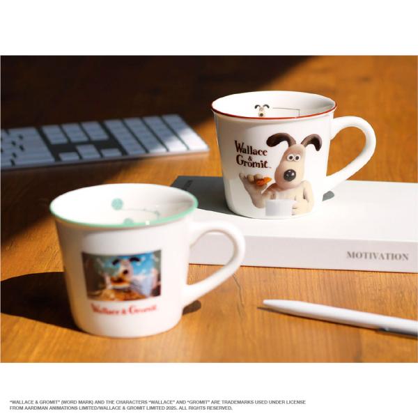 内側にも底面にもデザインが施されたフチのカラーラインがとってもオシャレなマグカップです。サイズ：約H77×Φ90ｍｍ素材：陶磁器※表面にピンホール（針で刺したような穴）や黒点、突起が見られる場合がございます。　陶器の特性上、製造時に避けられ...