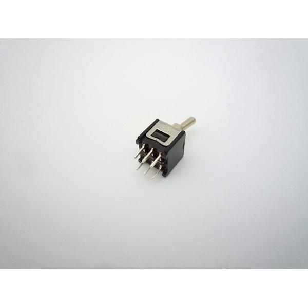 品番：MS611F端子形状：P.C 端子回路：DPDT（6P）スイッチ特性：ON-ON電流容量：0.3A.125V.AC絶縁抵抗：DC.500V 100MΩ