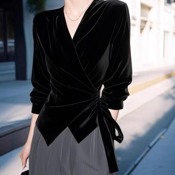 ■品番：qingqing01■カラー：ブラック■サイズ：LXL2XL3XL■素材：ポリエステル■関連キーワード：ブラウス レディース 長袖 ベロア ベルベット Vネック 襟なし リボン 紐付き ウエストマーク ?見え 着痩せ 体型カバー ブ...