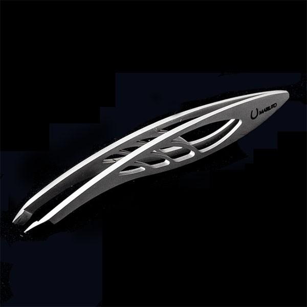 シルバーのステンレスで出来た高級感溢れる素敵な毛抜きピンセットです。ずっと長く使っていただける様耐久性にも優れています。美の究極は、自然界の必然性から成り立ち、自然の法則に学びました。「チョウやトンボの羽根」「鳥の羽根」をイメージしたデザイ...